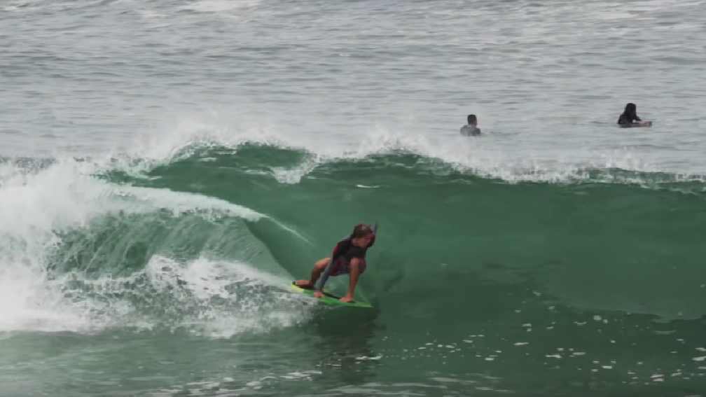 Lucas Fink démonte The Wedge en skimboard ! - Beachbrother Magazine